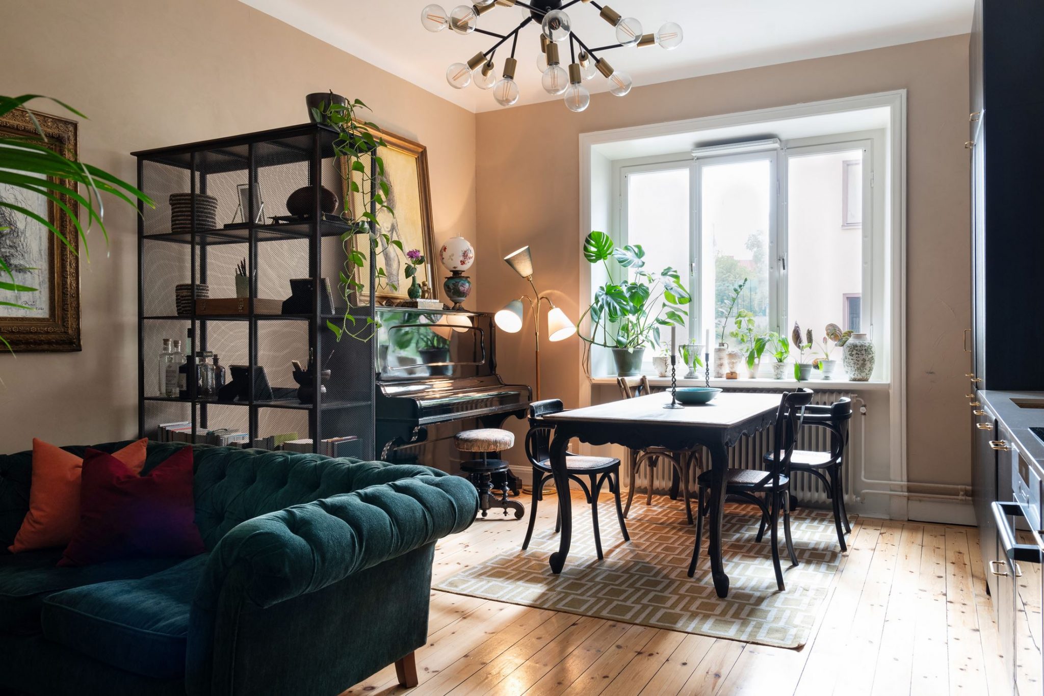 Un appartement de 45m2 à l'esprit vintage et aux couleurs fortes