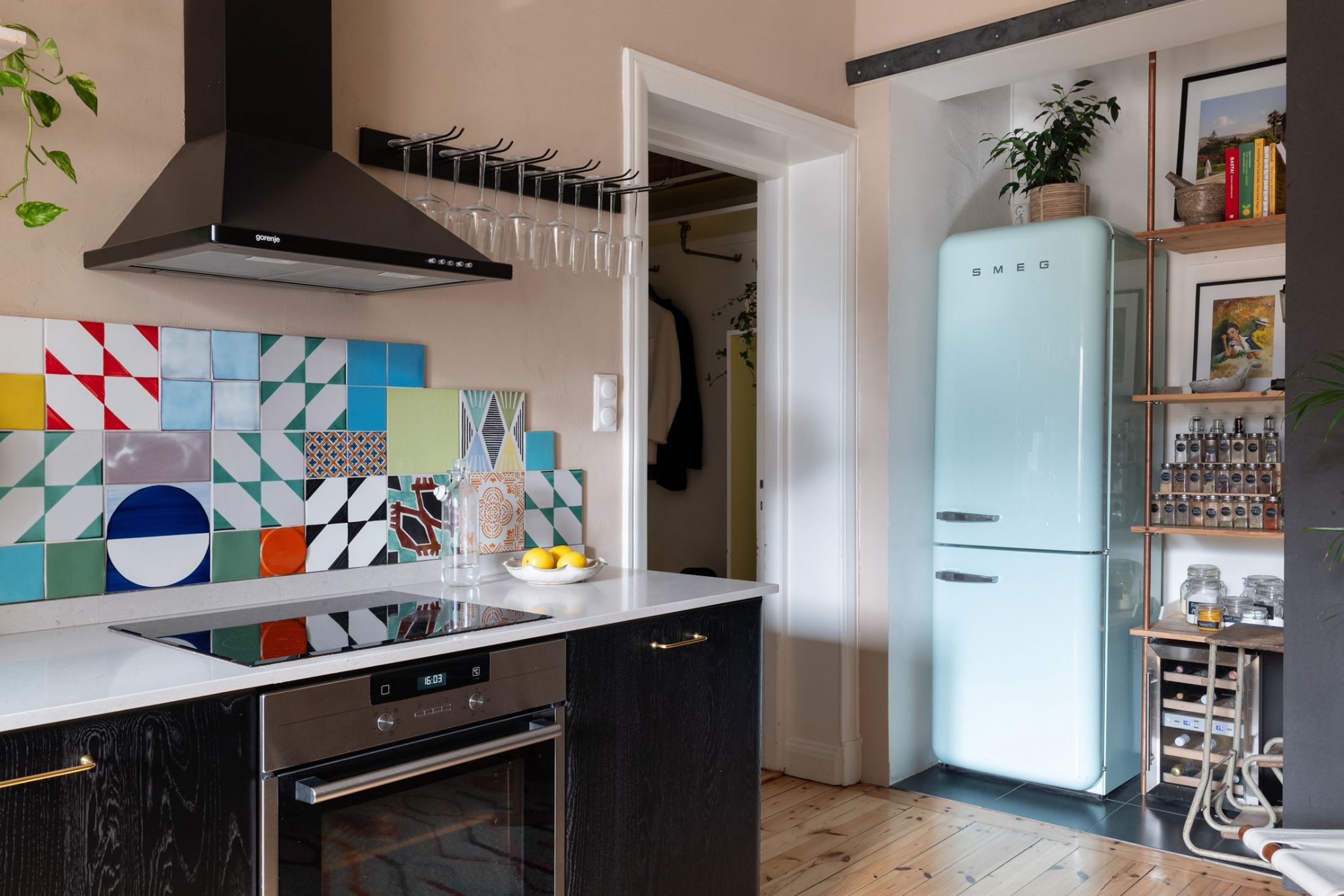 Un appartement de 45m2 à l'esprit vintage et aux couleurs fortes