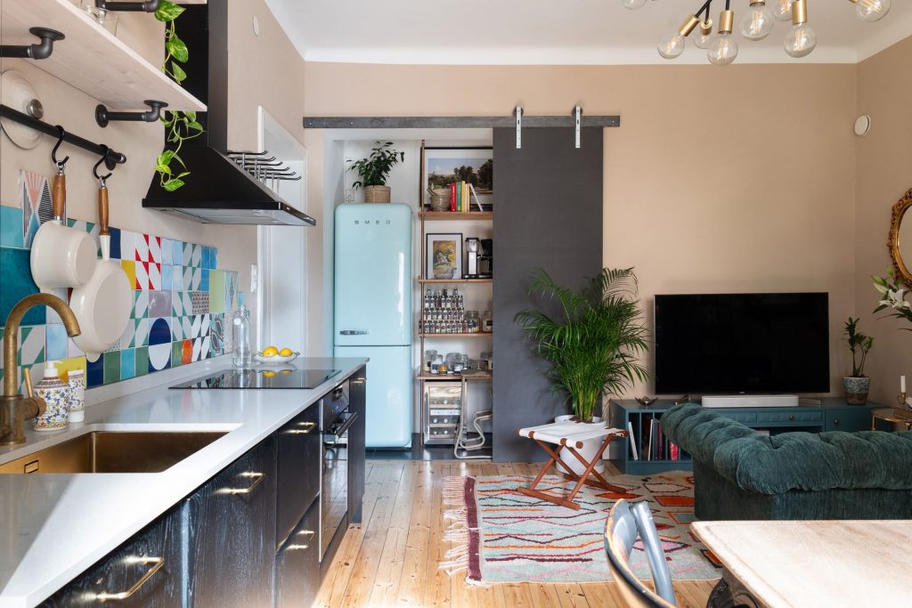Un appartement de 45m2 à l'esprit vintage et aux couleurs fortes