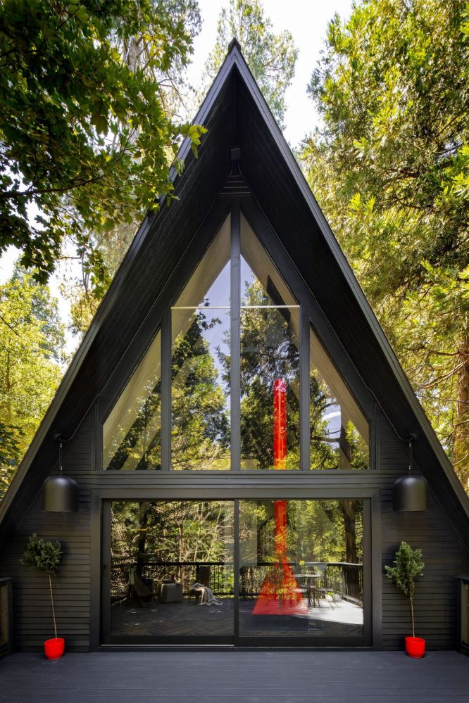 Une maison A-Frame design et noire de 88m2 en Californie