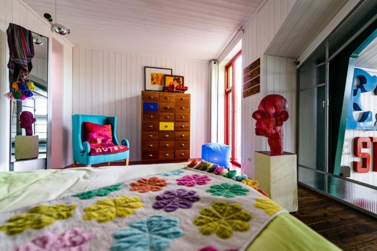 Une maison colorée et design avec vue dans un archipel