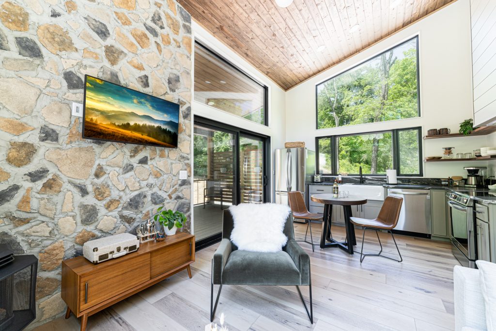 Une petite maison de 46m2 à la décoration élégante nichée au milieu des ...