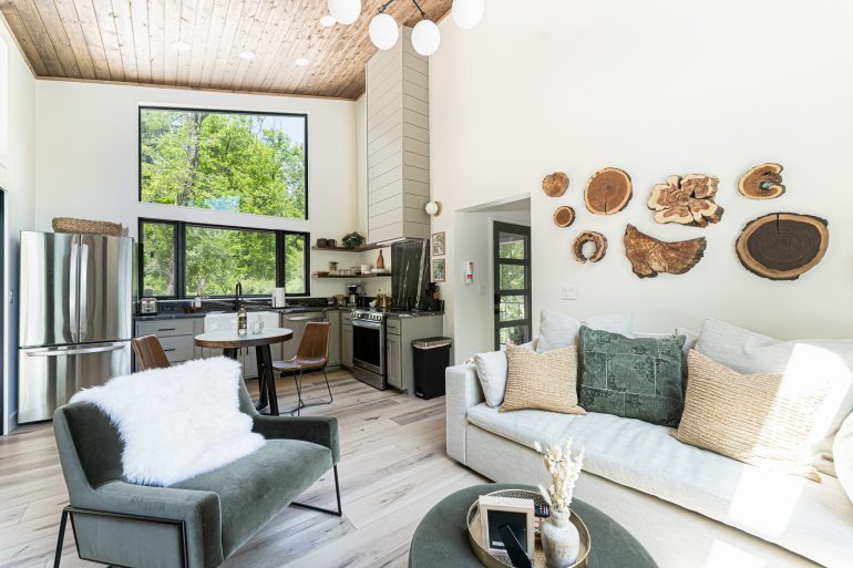 Une petite maison de 46m2 à la décoration élégante nichée au milieu des ...