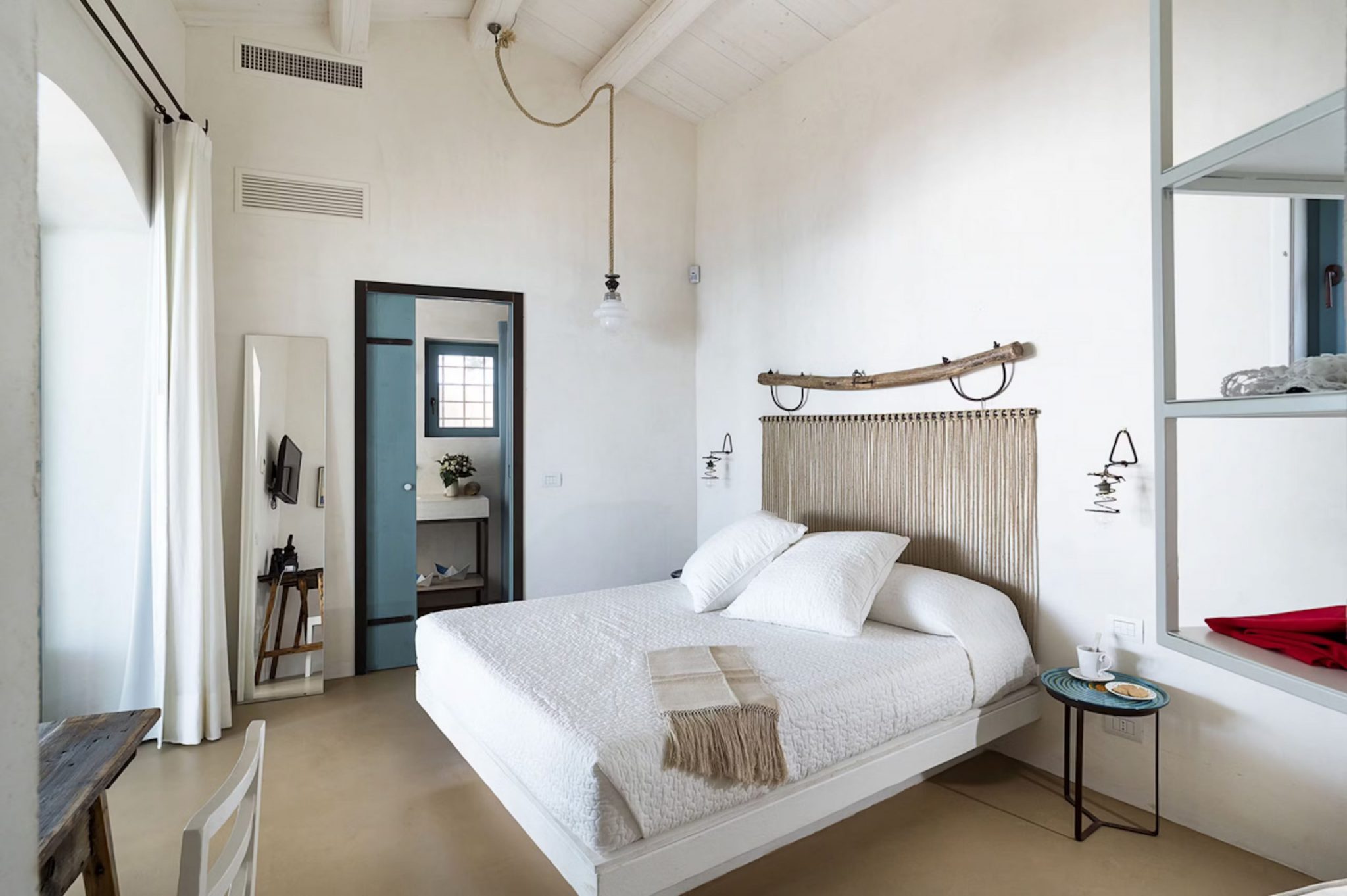 Une maison simple et ouverte en bord de mer en Sicile