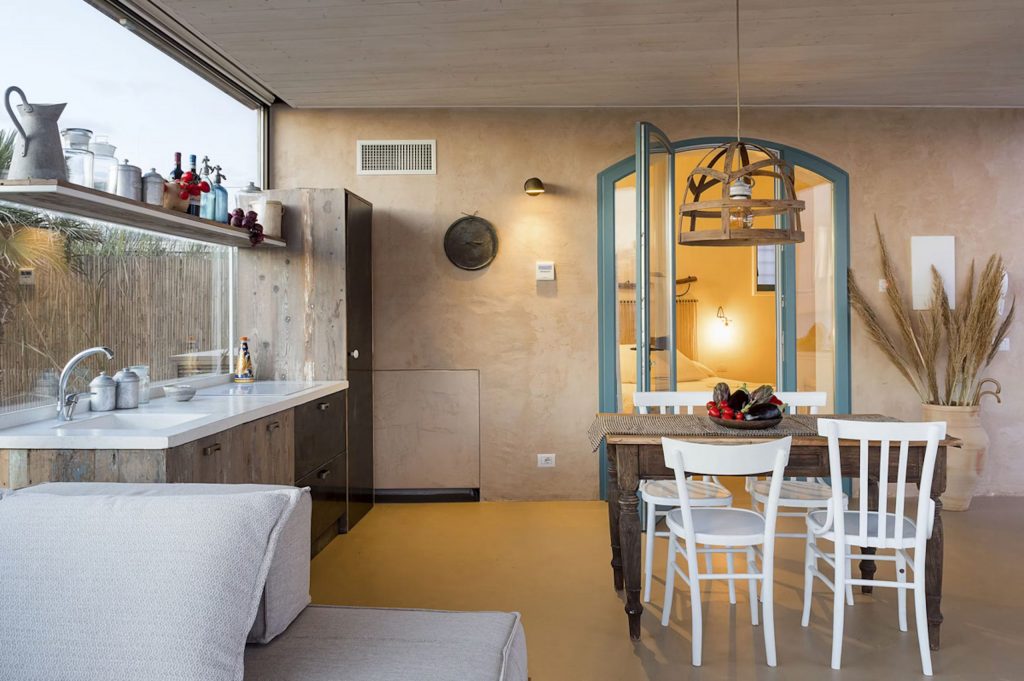 Une maison simple et ouverte en bord de mer en Sicile