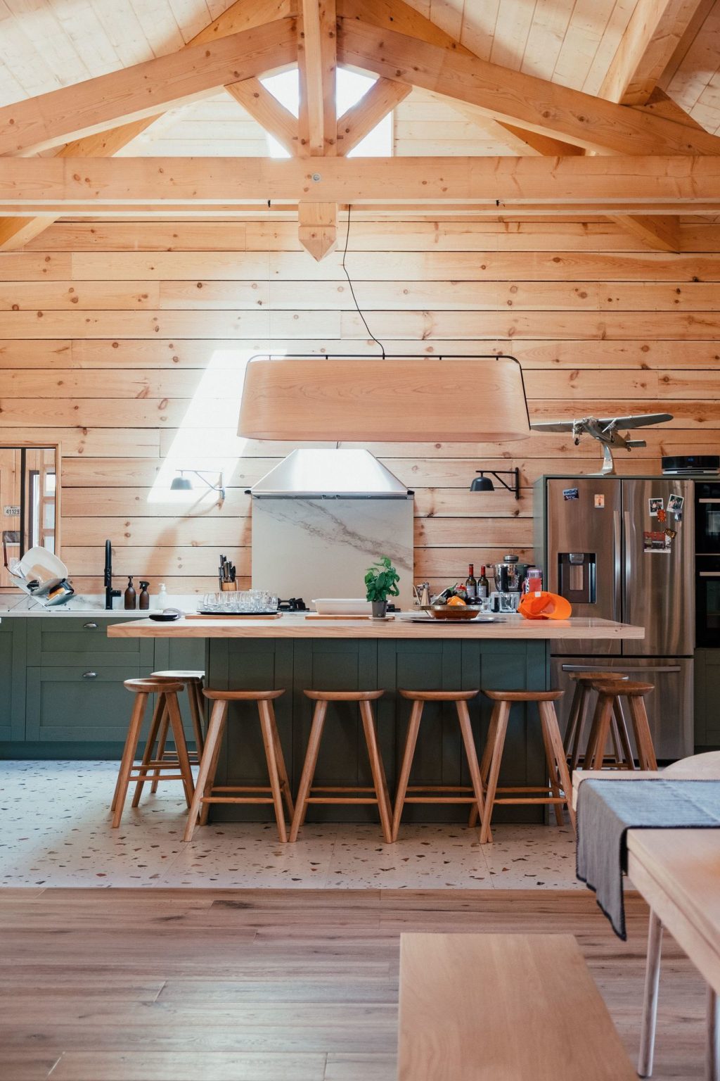 Une maison en bois à Lacanau entourée de pins, Villa Canau