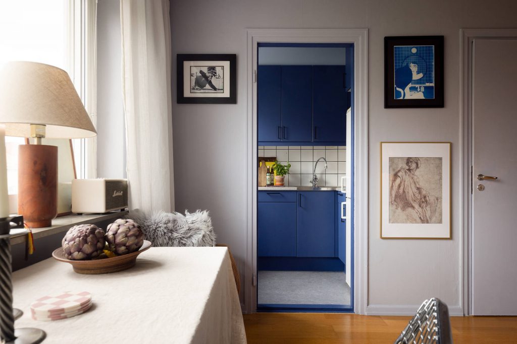 Un studio bien conçu de 28m2 avec un lit dans une alcôve