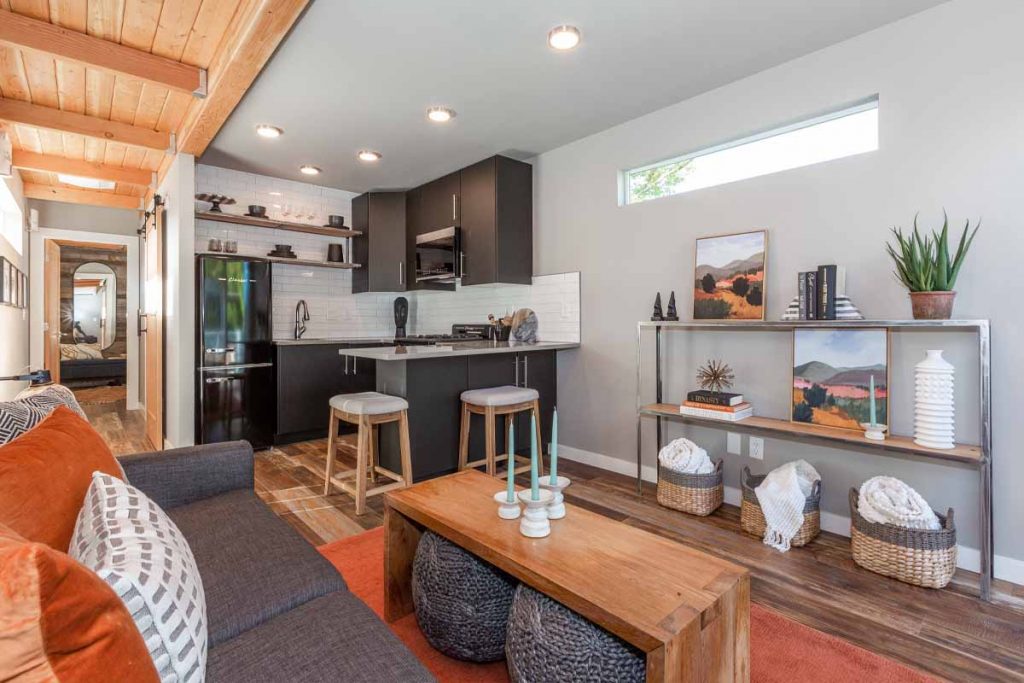 Une mini maison container de 42m2 bardée de bois (avec plan)