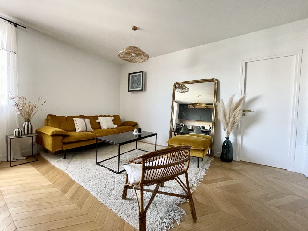 Un appartement sans cuisine près de Paris rénové par Happy Pog