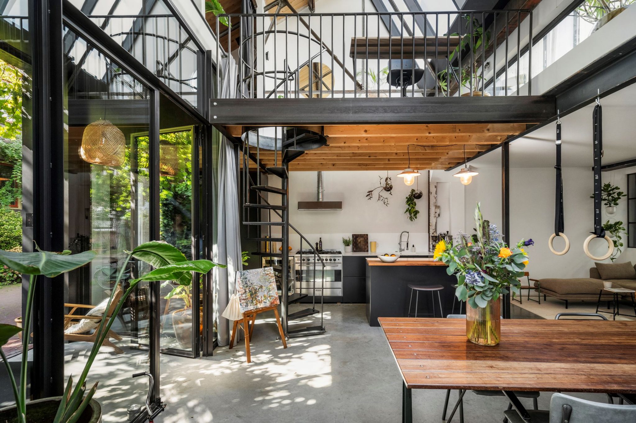 Une maison loft à Amsterdam à la belle façade en briques