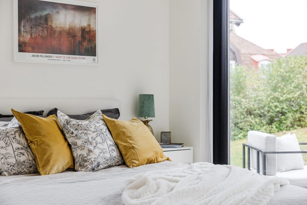 Une petite maison de 48m2 bardée de blanc en Suède
