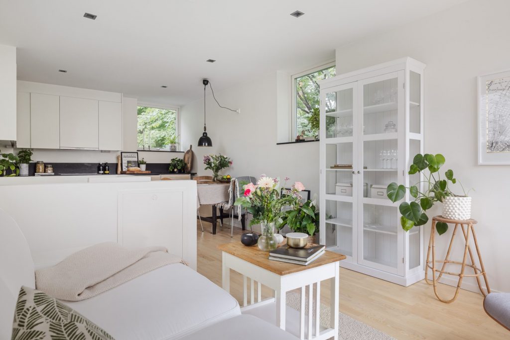 Une petite maison de 48m2 bardée de blanc en Suède
