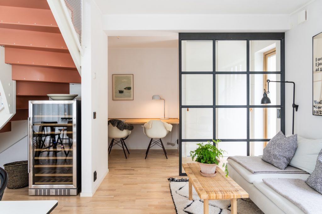 Une maison de ville mitoyenne à l'intérieur lumineux