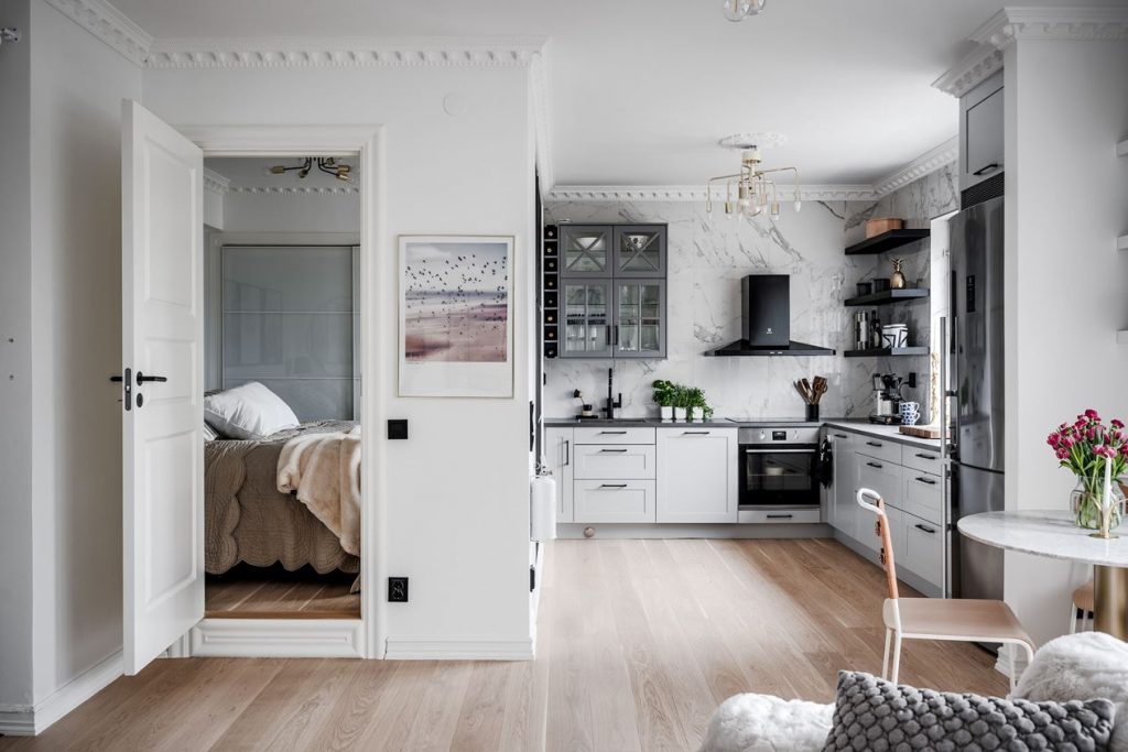 Un grand studio de 44m2 avec balcon transformé en un deux-pièces