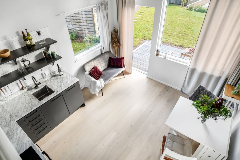 Une charmante mini maison en bois de 29m2 avec terrasse (avec plan)