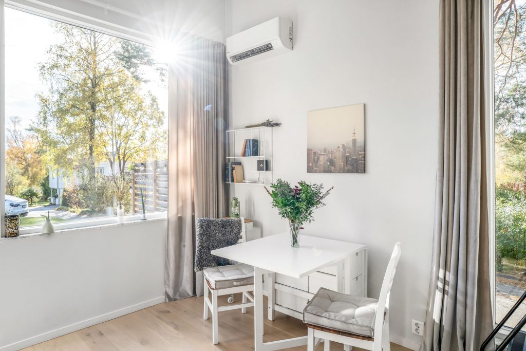 Une charmante mini maison en bois de 29m2 avec terrasse (avec plan)