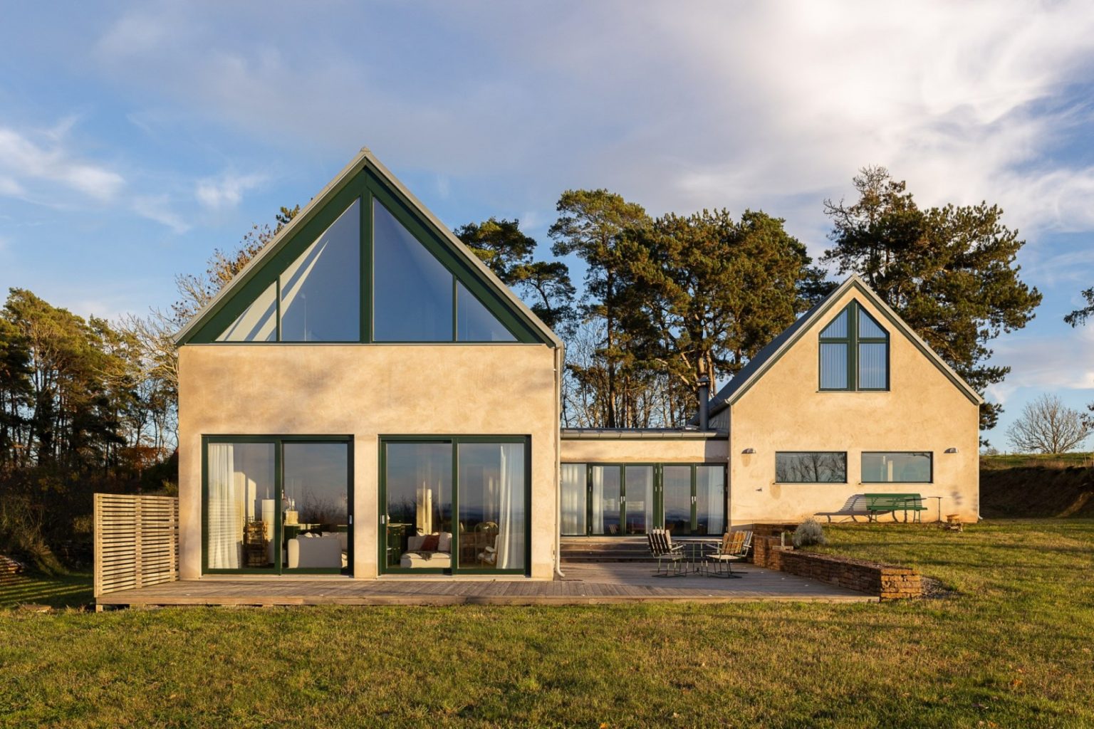 Une grande maison design belle et fonctionnelle sur une île