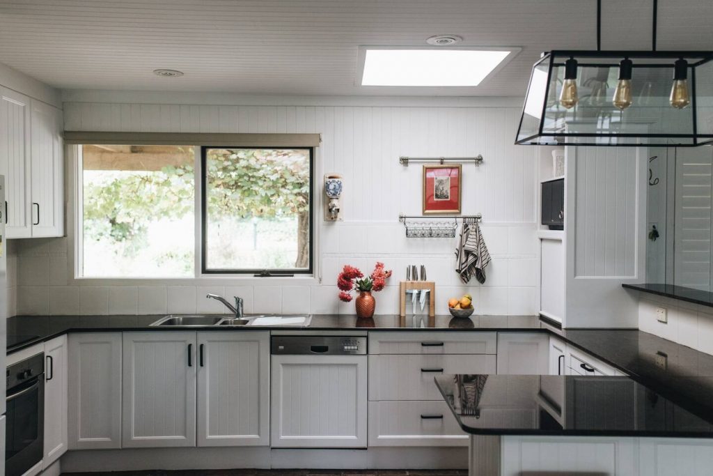 Une maison australienne de type lodge entourée de nature