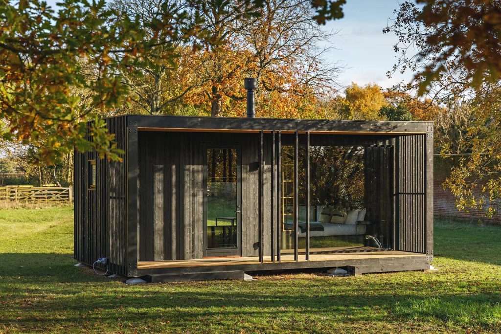 Une mini maison de 18m2 en bois brûlé par KONGA livrable en Europe
