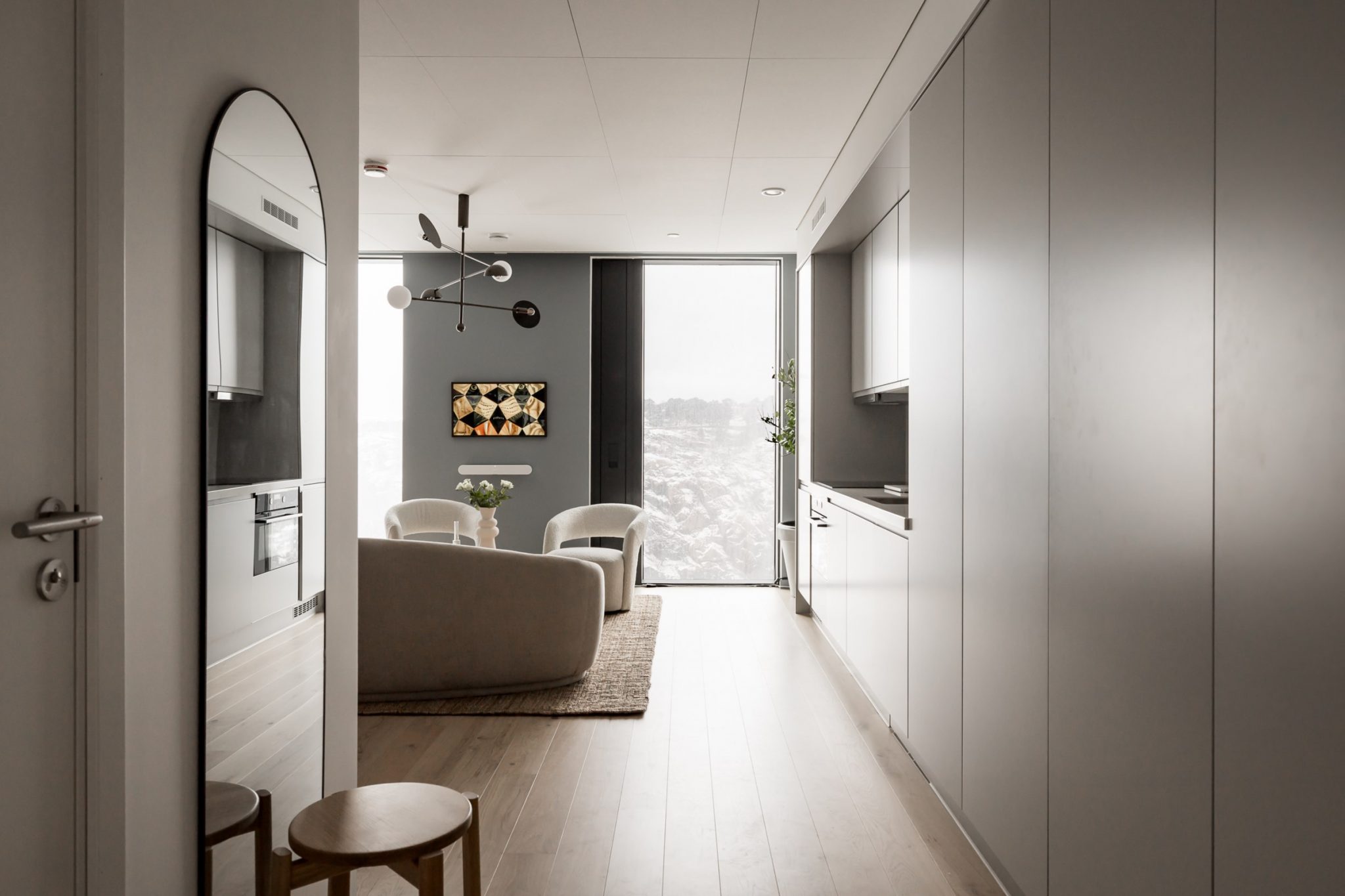 Un studio au design gris de 32m2 avec un lit très discret