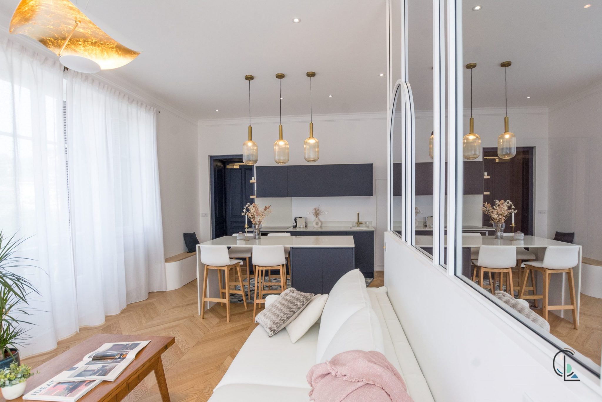 Un grand studio de 42m2 transformé en deux-pièces avec une verrière blanche