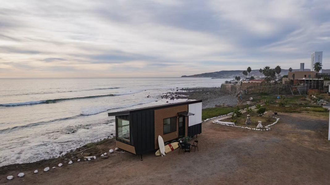Une cabane design de 33m2 en bois noir à installer facilement