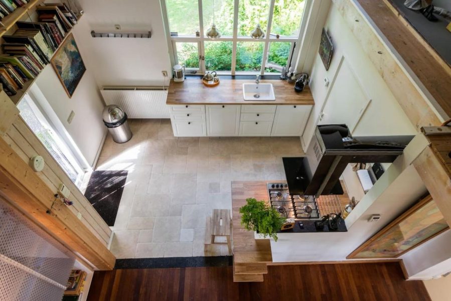 Une maison simple en bois dans un ancien atelier d'artiste