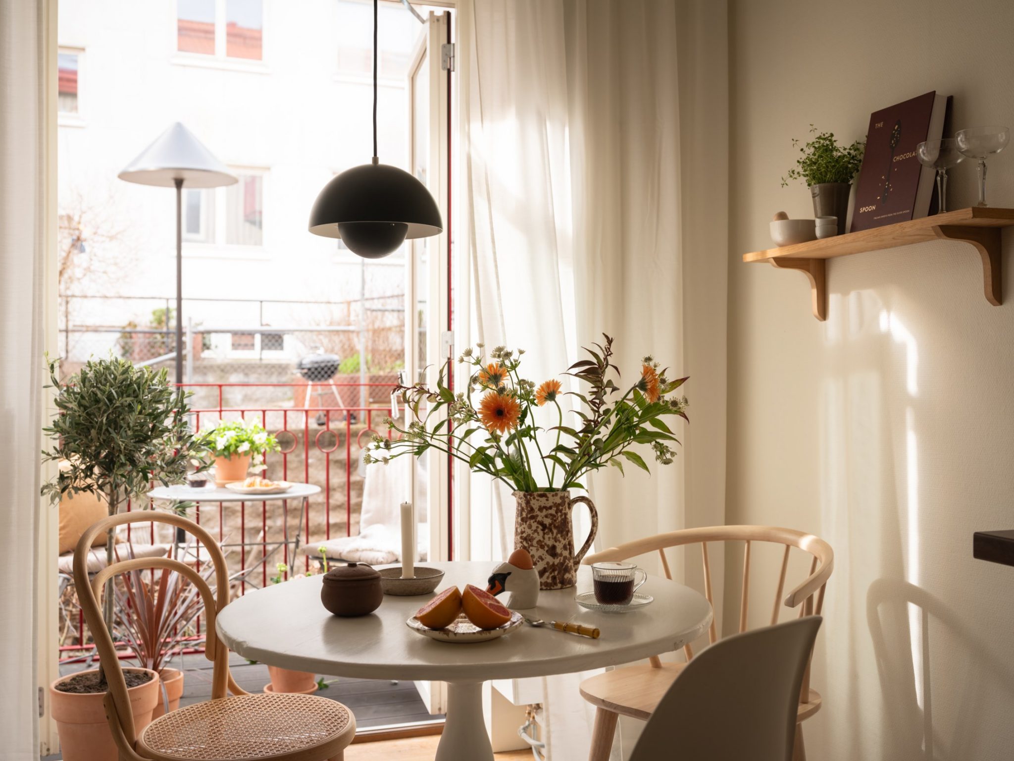 Un studio de 37m2 avec une grande cuisine et un balcon