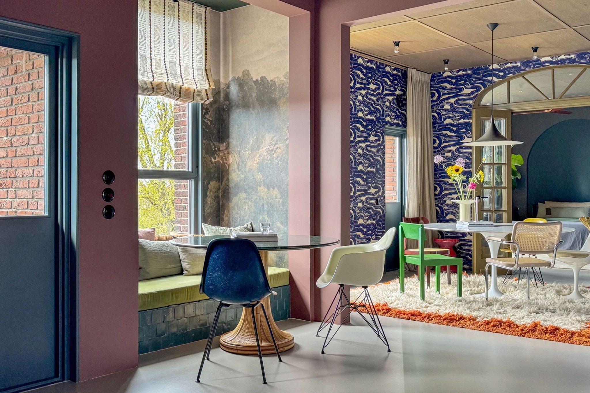 L'appartement original du designer Theo-Bert Pot aux couleurs fortes