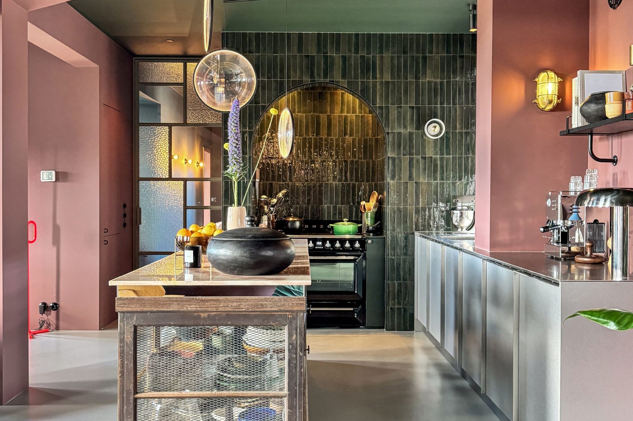 L'appartement original du designer Theo-Bert Pot aux couleurs fortes