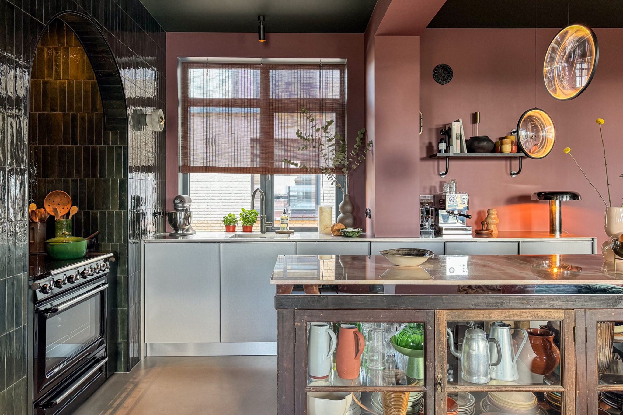 L'appartement original du designer Theo-Bert Pot aux couleurs fortes