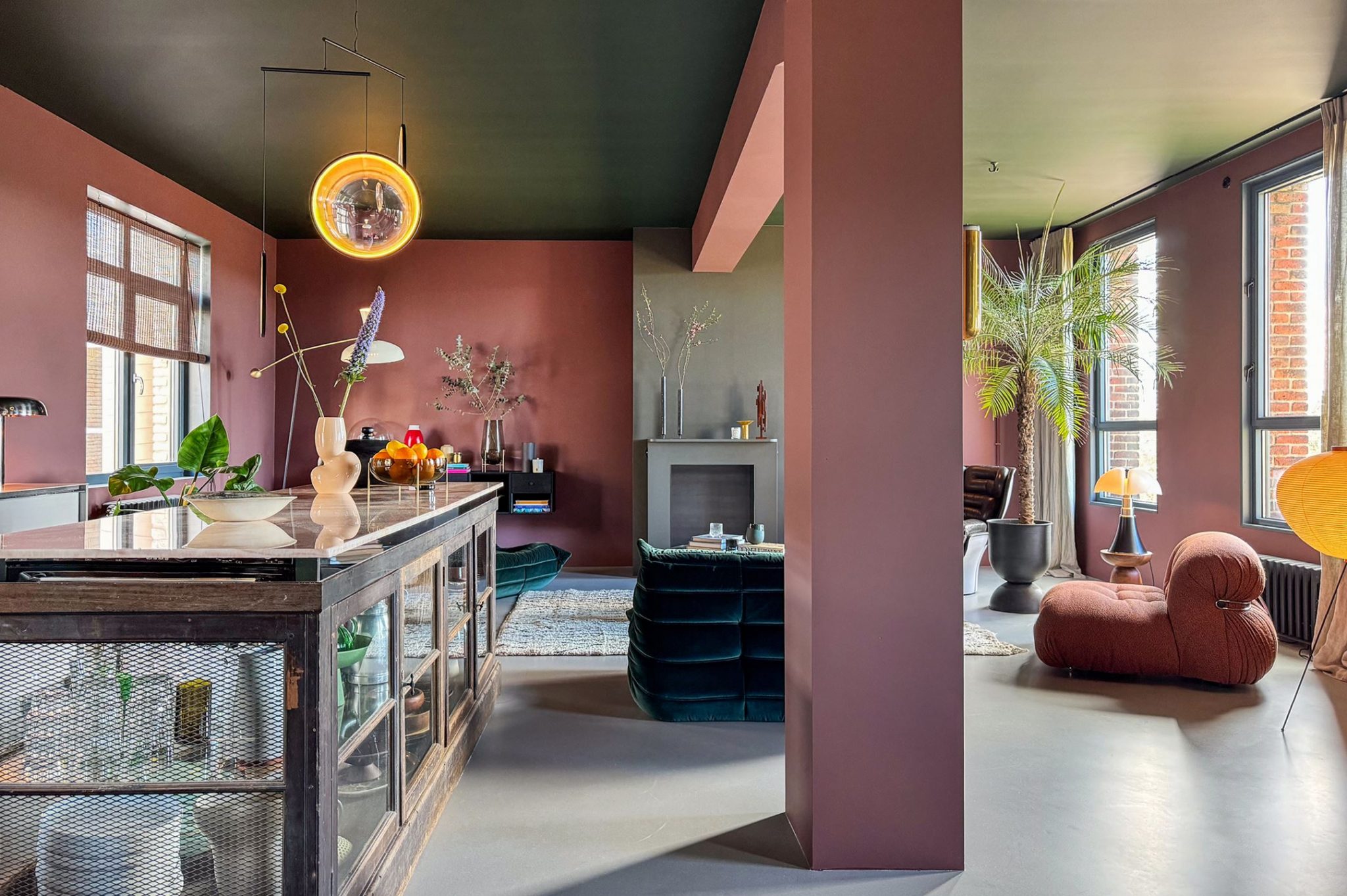 L'appartement original du designer Theo-Bert Pot aux couleurs fortes