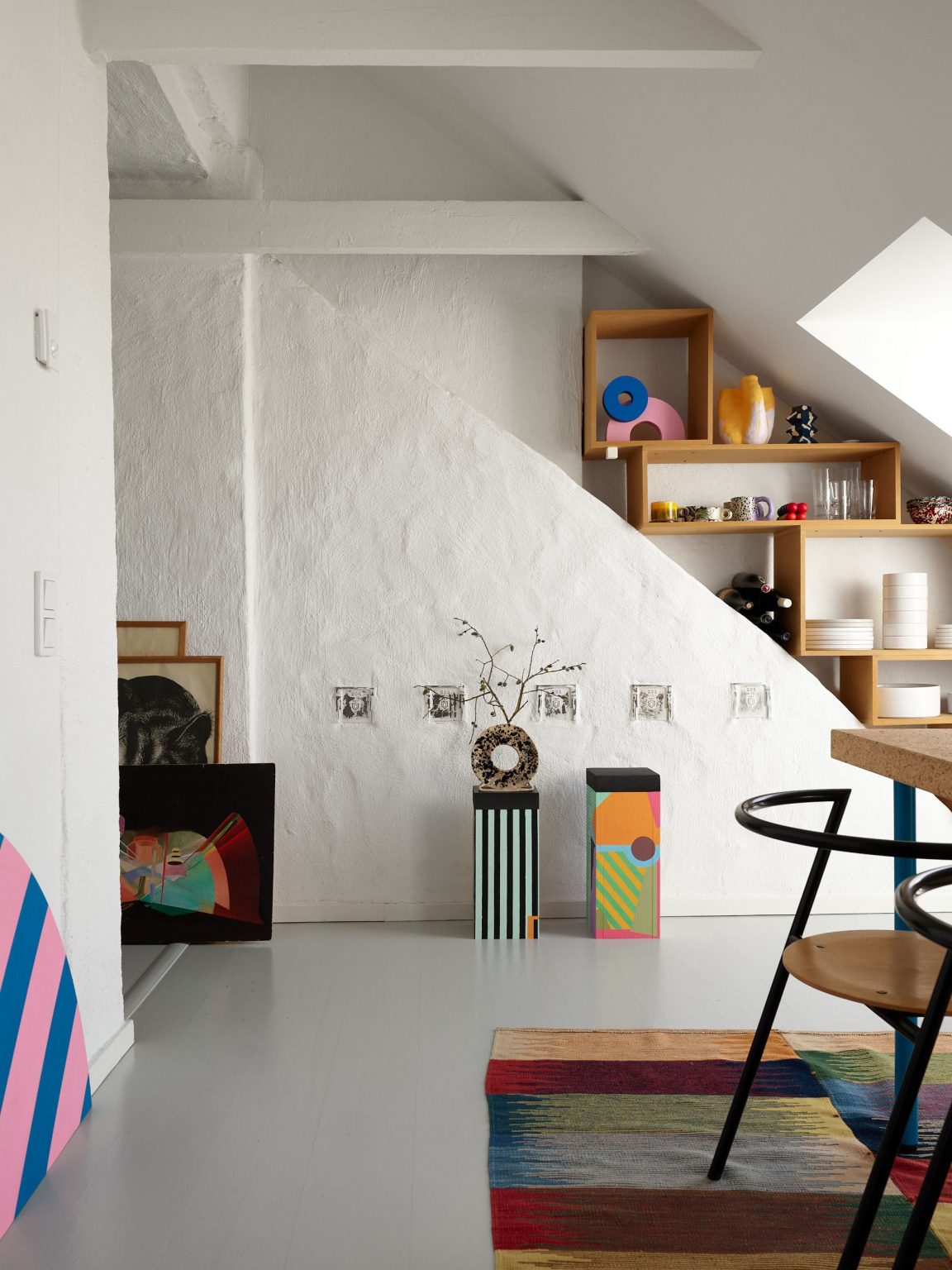 Un studio pop de 42m2 avec alcôve sous les toits