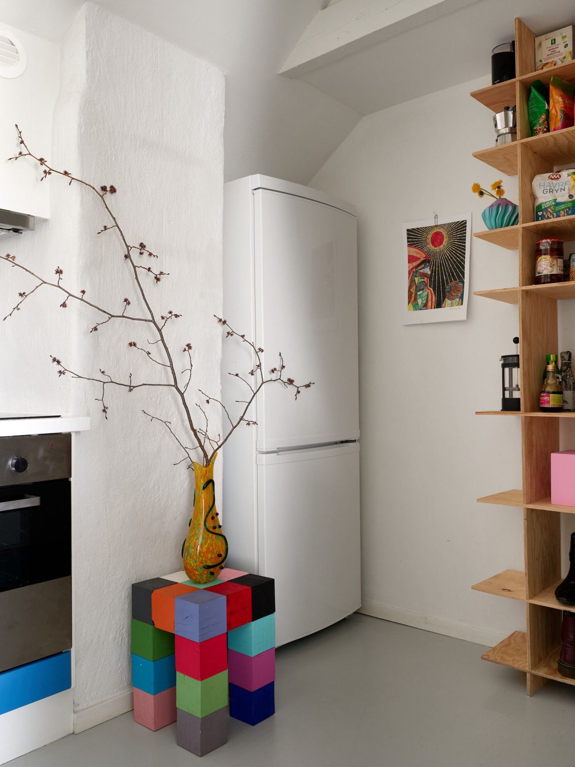 Un studio pop de 42m2 avec alcôve sous les toits