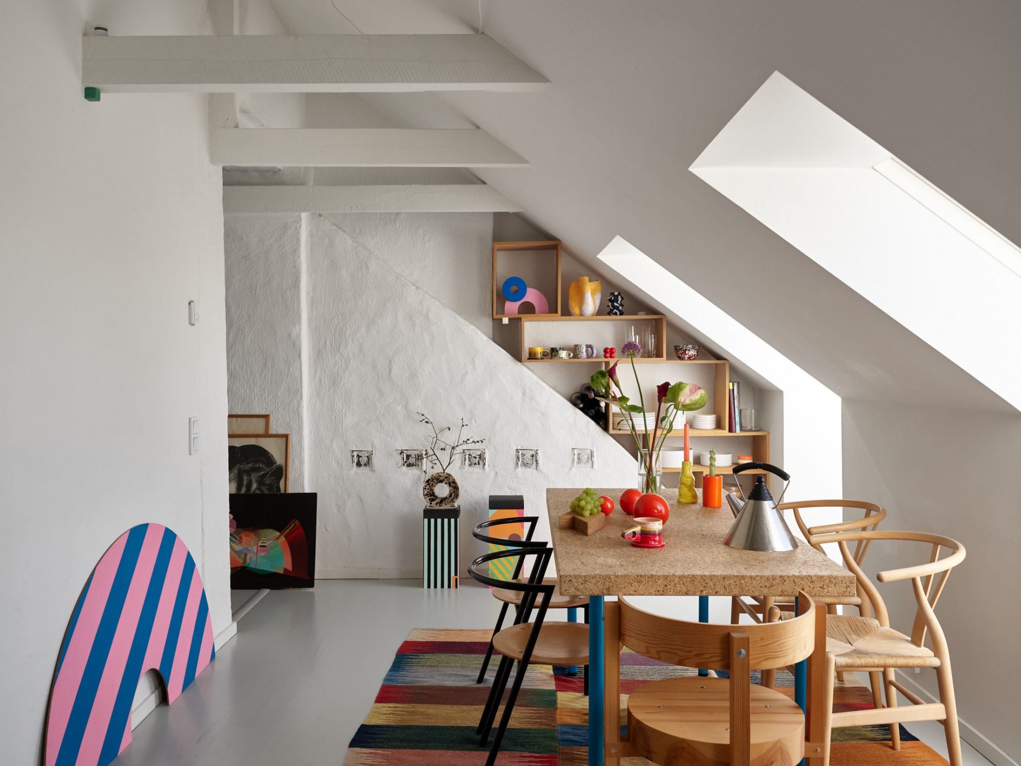 Un studio pop de 42m2 avec alcôve sous les toits
