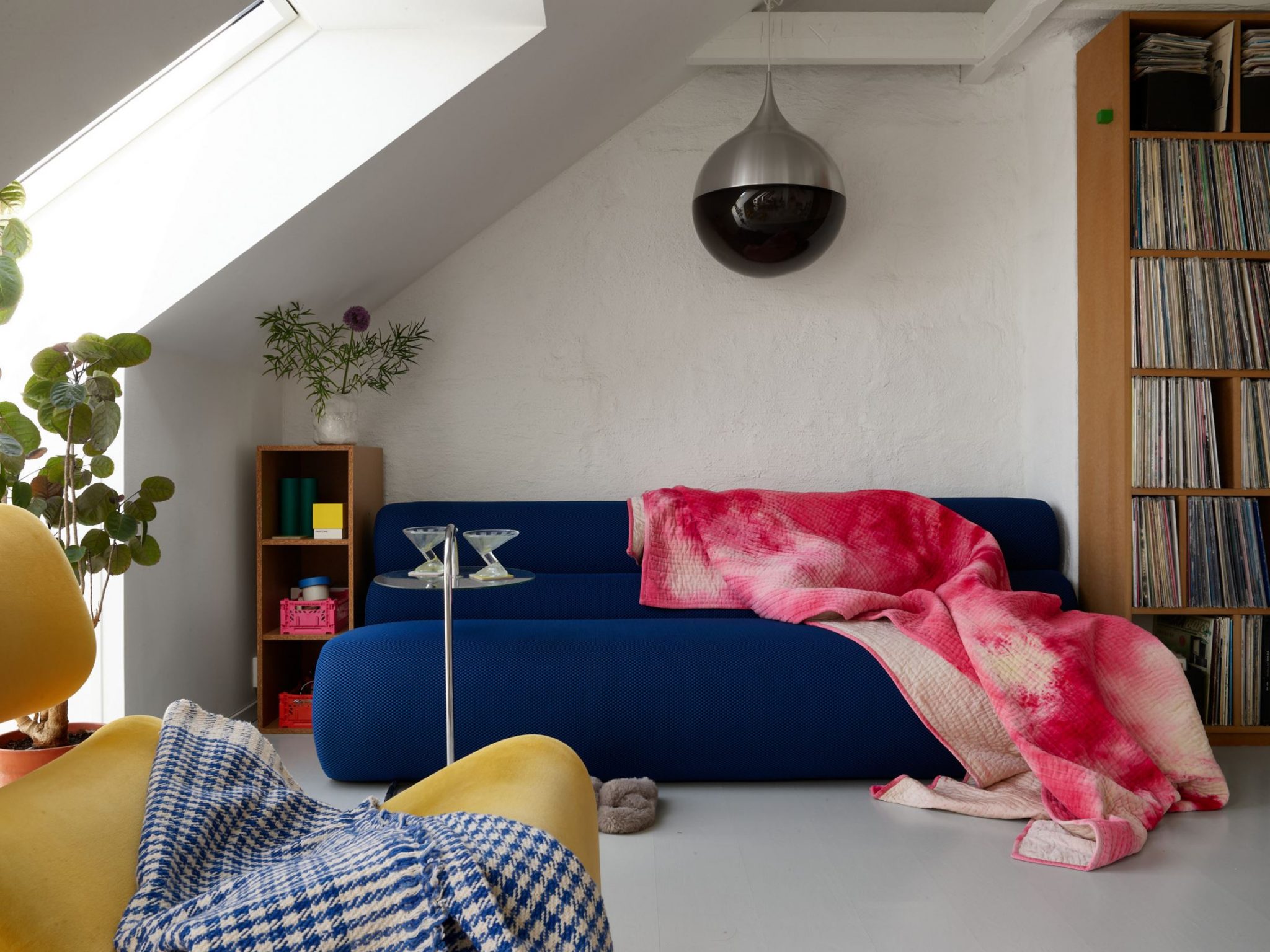 Un studio pop de 42m2 avec alcôve sous les toits