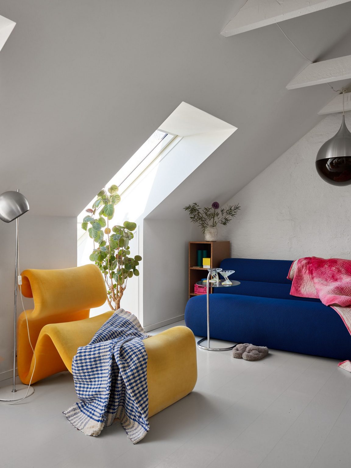Un studio pop de 42m2 avec alcôve sous les toits