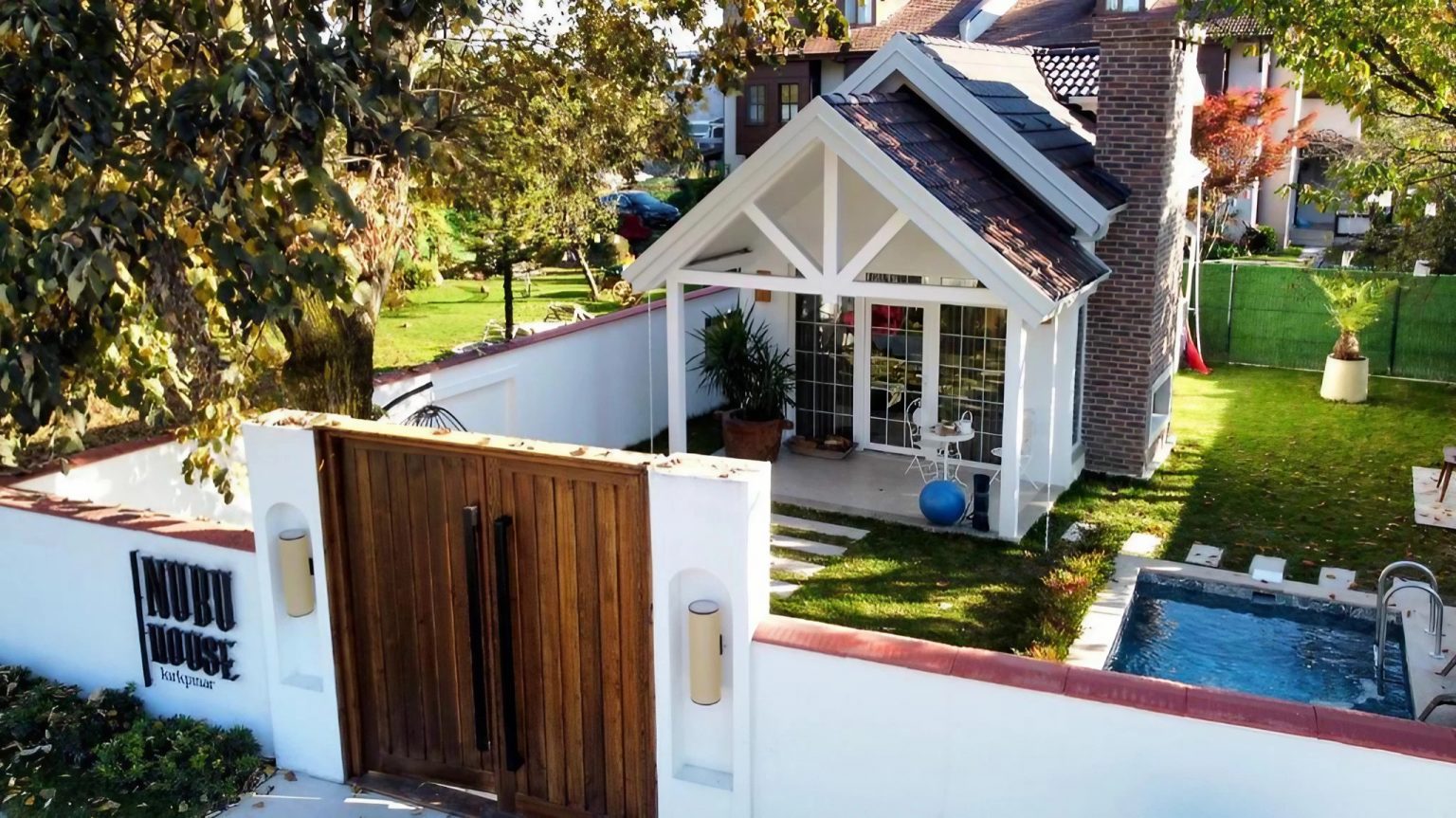 Une mini maison de 42m2 à l'architecture classique avec piscine