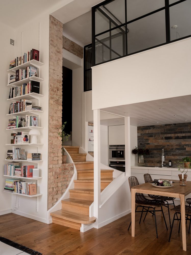Un appartement de 80m2 aux hauts plafonds aménagé comme une maison loft