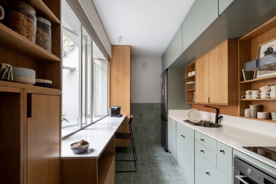 Une maison de ville avec une jolie cour rénovée par une architecte