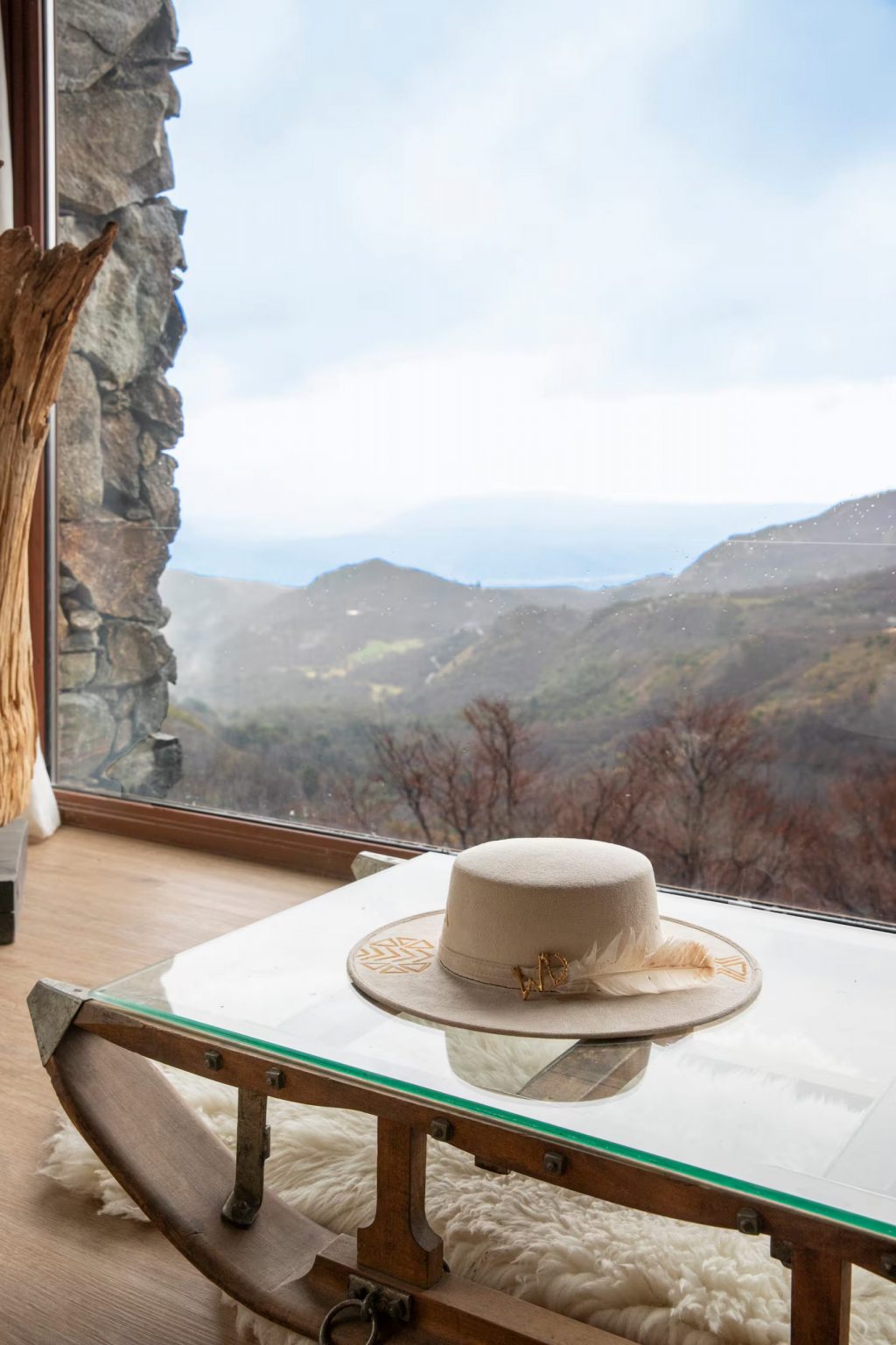 Une maison de montagne en pierres en Patagonie pour une famille