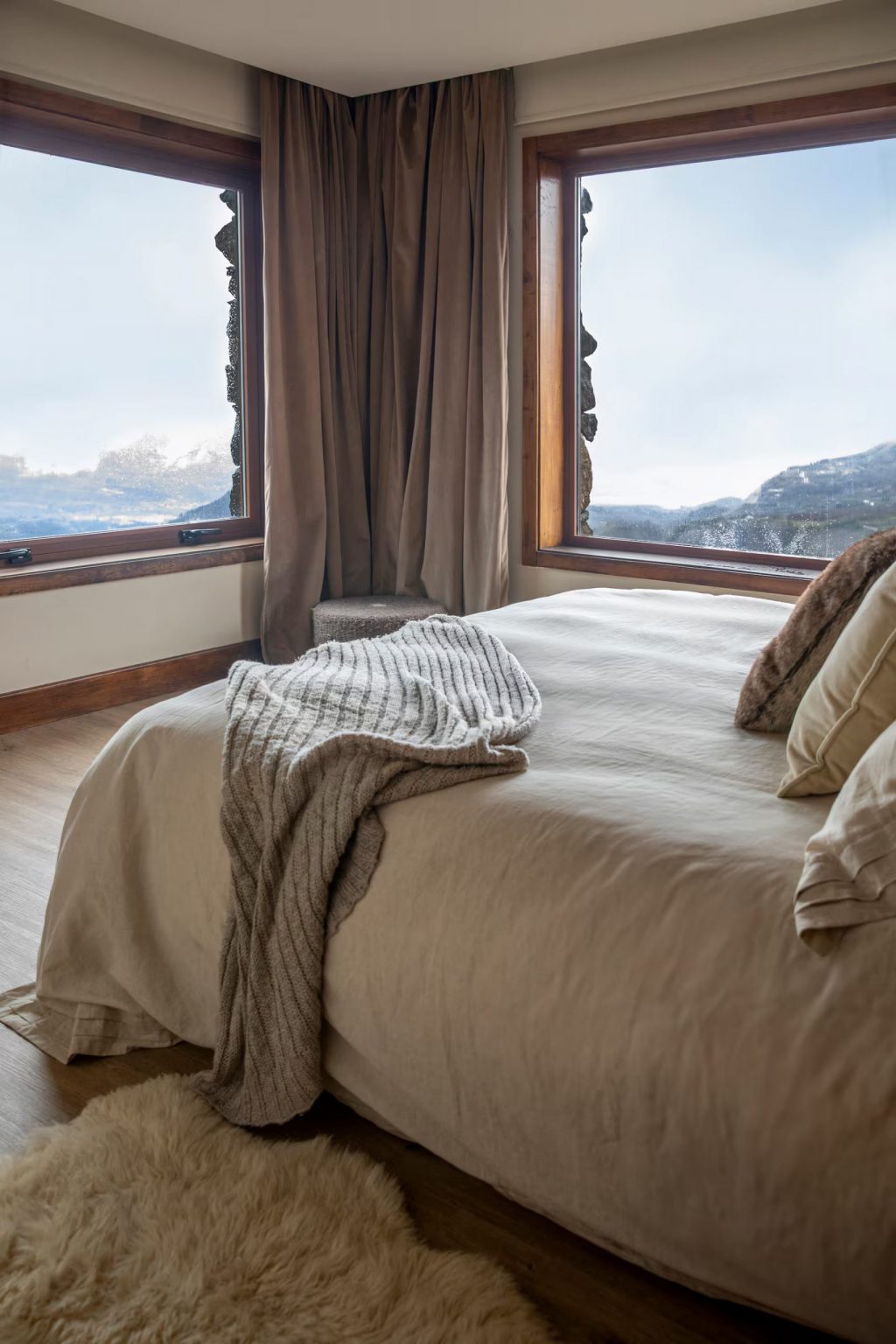 Une maison de montagne en pierres en Patagonie pour une famille