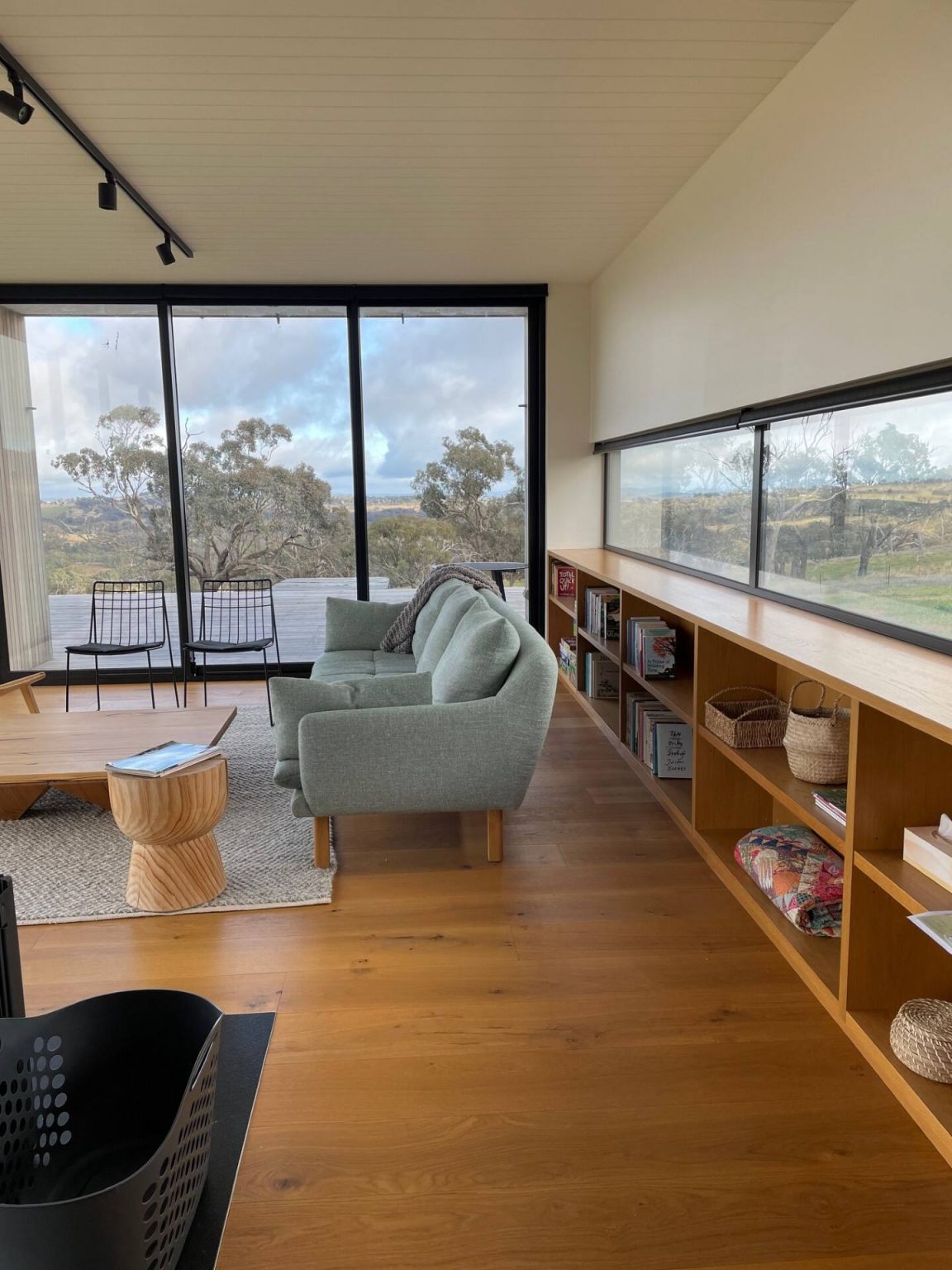 Une maison basse et contemporaine dominant la campagne australienne