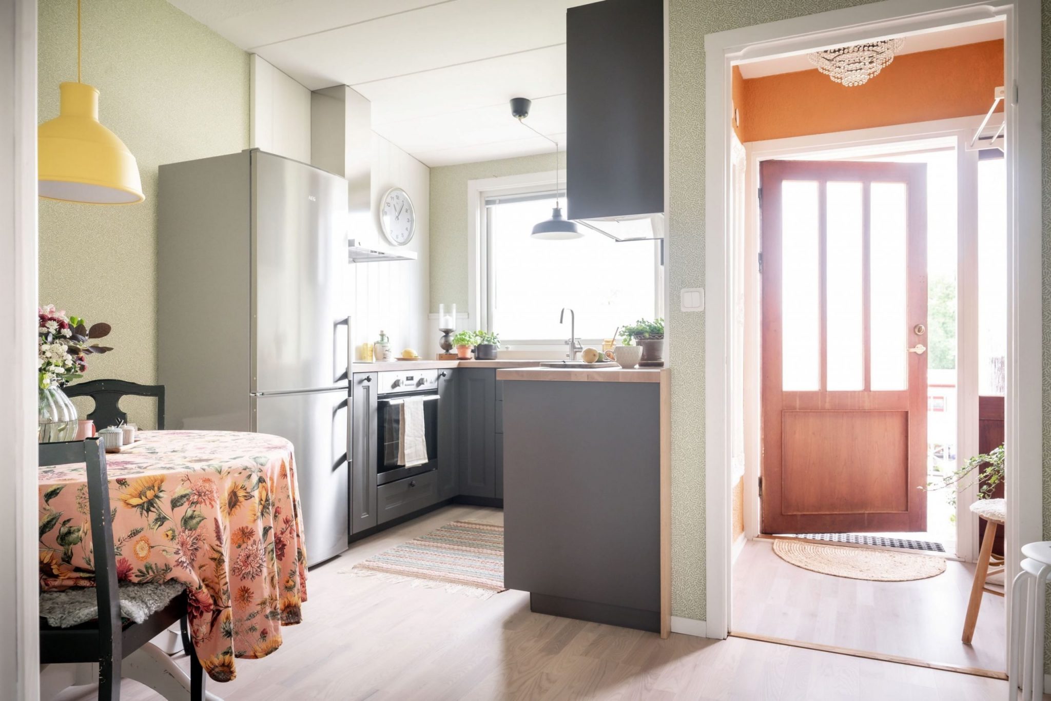 Un studio de 42m2 bien optimisé avec une verrière blanche