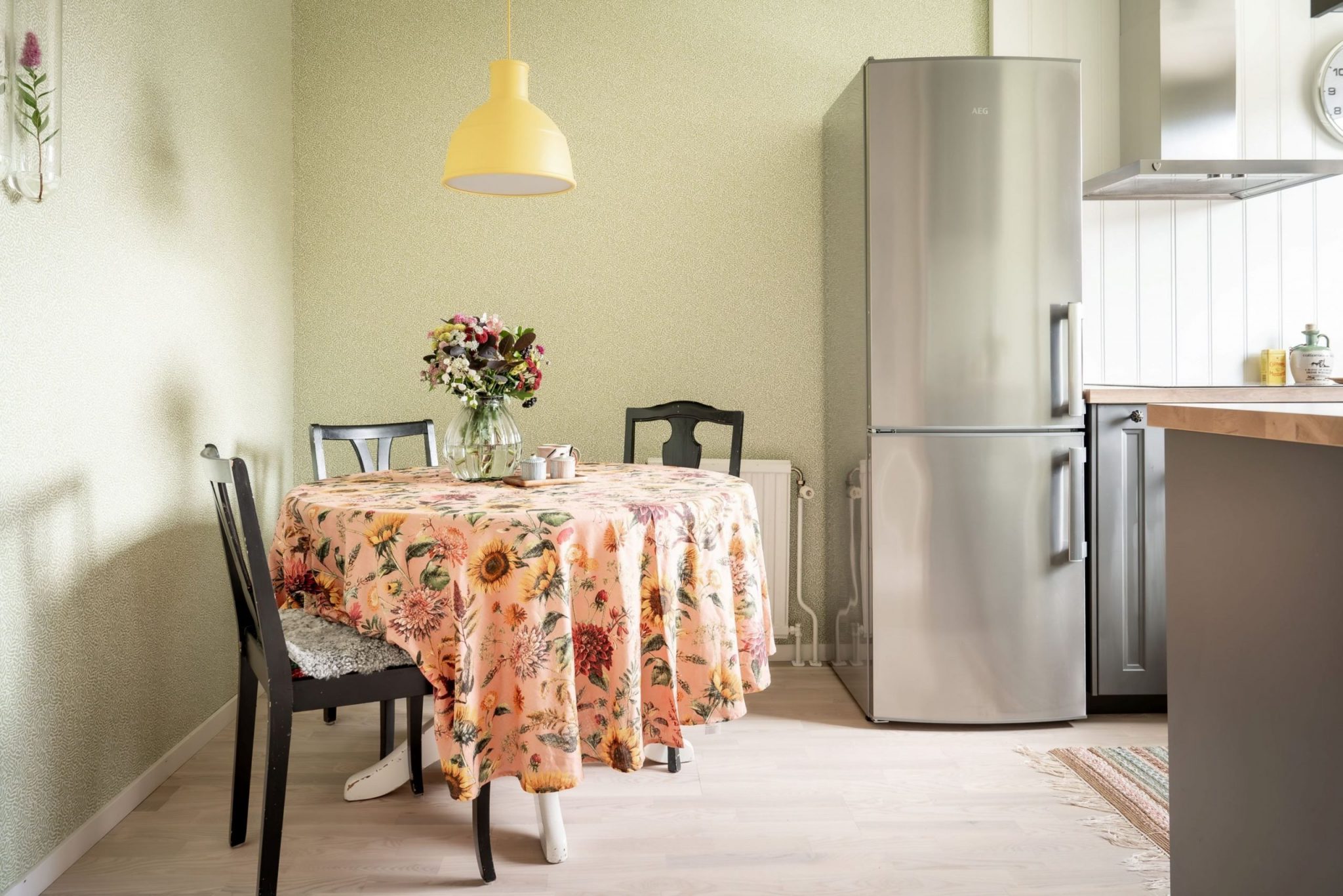 Un studio de 42m2 bien optimisé avec une verrière blanche