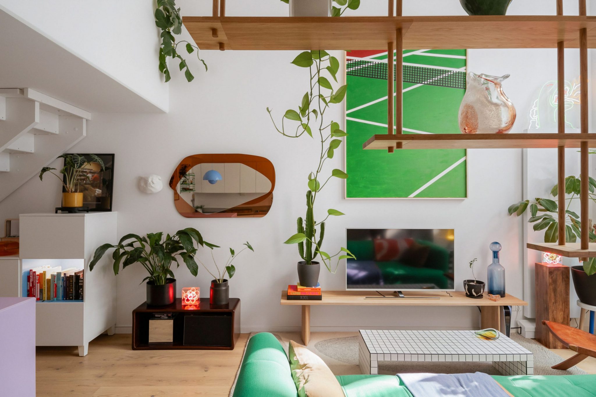 Un duplex moderne de 70m2 avec patio aux couleurs seventies