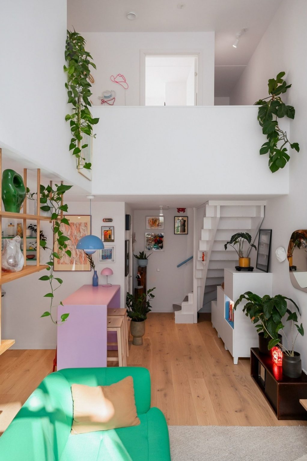 Un duplex moderne de 70m2 avec patio aux couleurs seventies