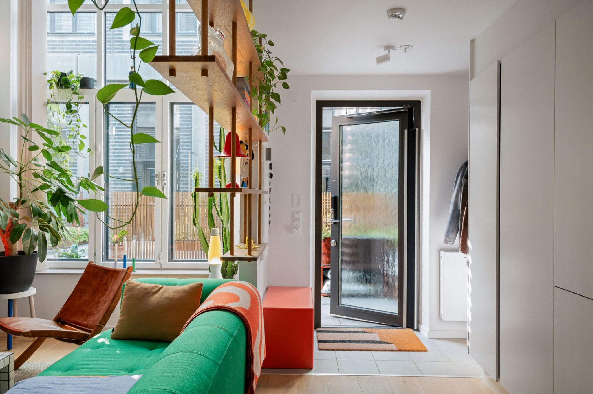 Un duplex moderne de 70m2 avec patio aux couleurs seventies