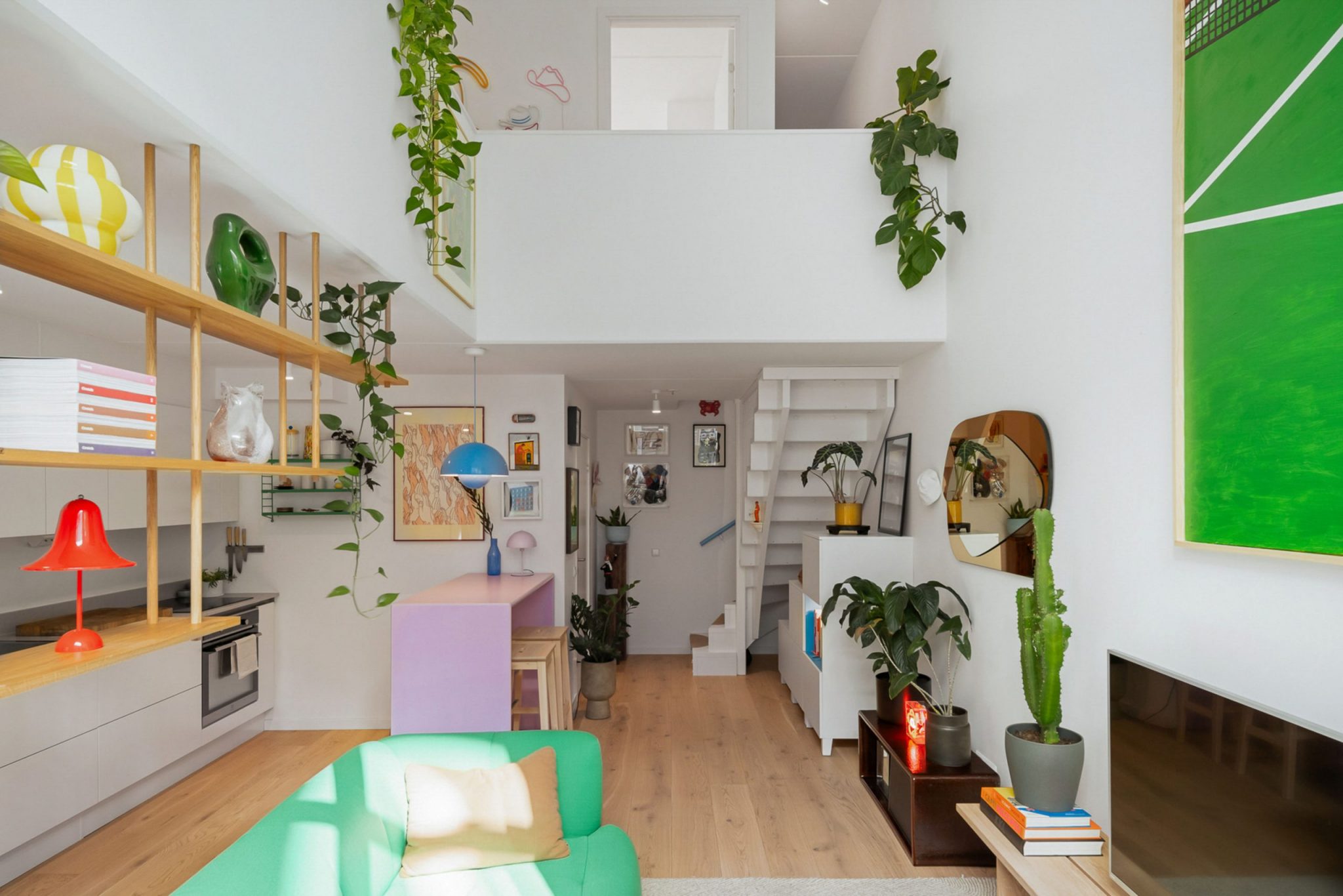 Un duplex moderne de 70m2 avec patio aux couleurs seventies