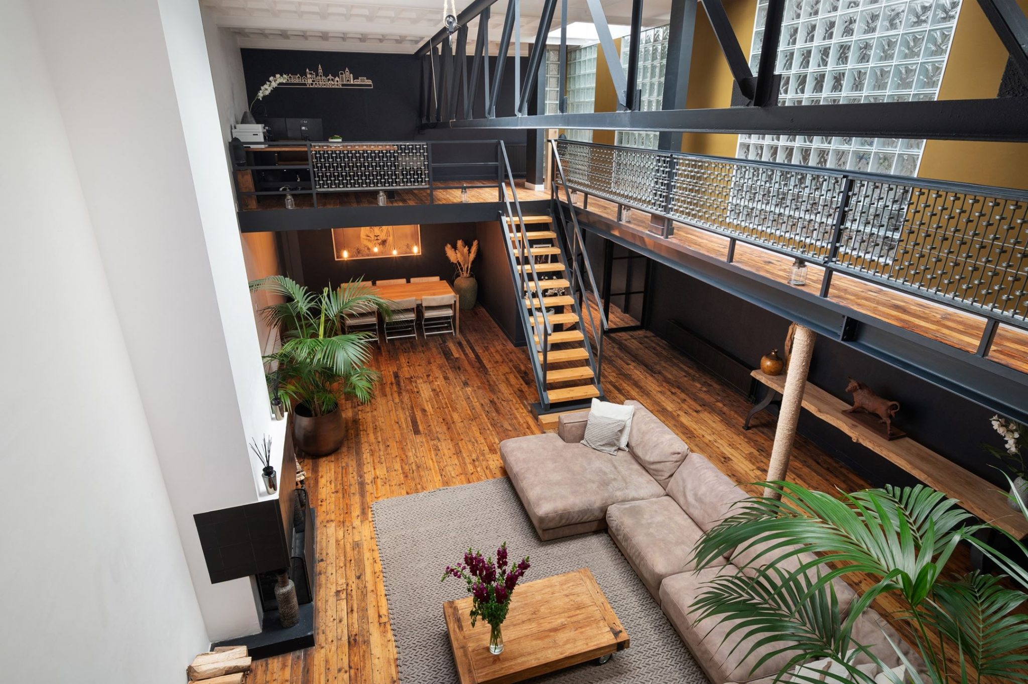 Une maison loft avec terrasse au style industriel aux Pays-Bas